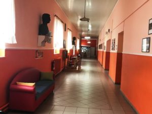 Οι εγκαταστάσεις και οι πολύχρωμες αίθουσες αυτού του ελληνικού ...