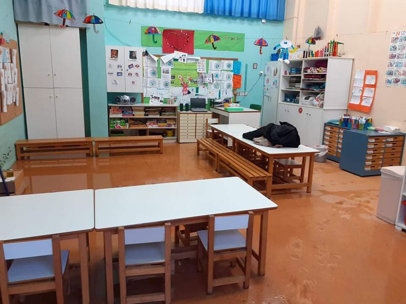 Κακοκαιρία: Πλημμύρισε Νηπιαγωγείο στην Καλλιθέα - Τα παιδιά έφυγαν για ...