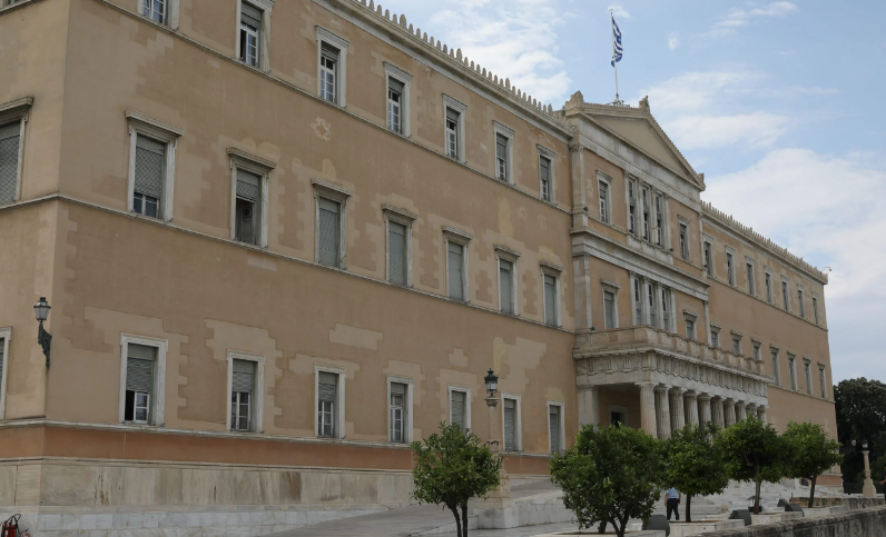 14χρονος μαθητής προσπάθησε να μπει στη Βουλή με μαχαίρι!