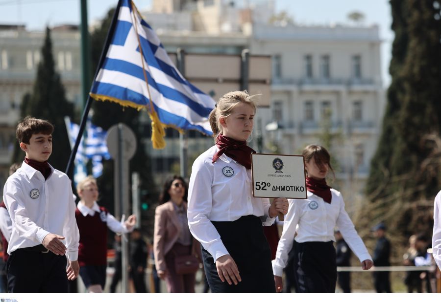 «Οι μαθητές παρήλασαν σε στρατιωτικούς σχηματισμούς υπό τους ήχους ...