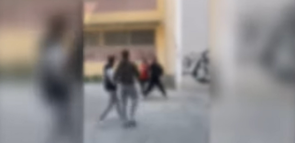 Σέρρες: Άγριο ξύλο μεταξύ μαθητών σε προαύλιο σχολείου - Σοκάρει το video