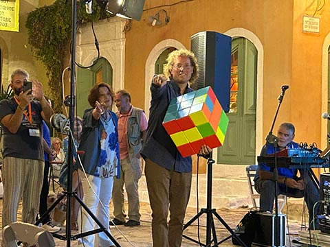 Φτιάχνουμε πρωτότυπες αποκριάτικες στολές και μάσκες στο Ίδρυμα Σταύρος ...